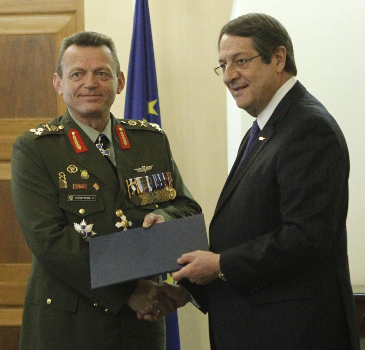 ΟΙ ΤΟΥΡΚΟΙ ΑΠΕΙΛΟΥΝ ΚΑΙ Η ΚΥΠΡΟΣ ΜΕΙΩΝΕΙ ΤΗΝ ΕΦΕΔΡΕΙΑ !!! | Ambassadors ...