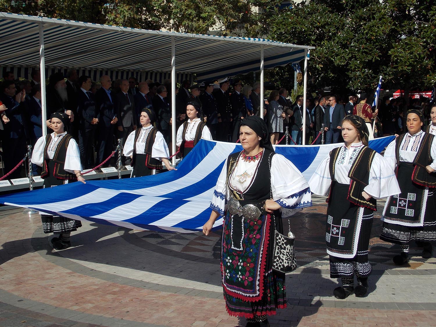ΕΥΘΕΙΑ ΒΟΛΗ ΣΤΟΝ ΠΥΡΗΝΑ ΤΟΥ ΕΛΛΗΝΙΣΜΟΥ | Ambassadors at Large