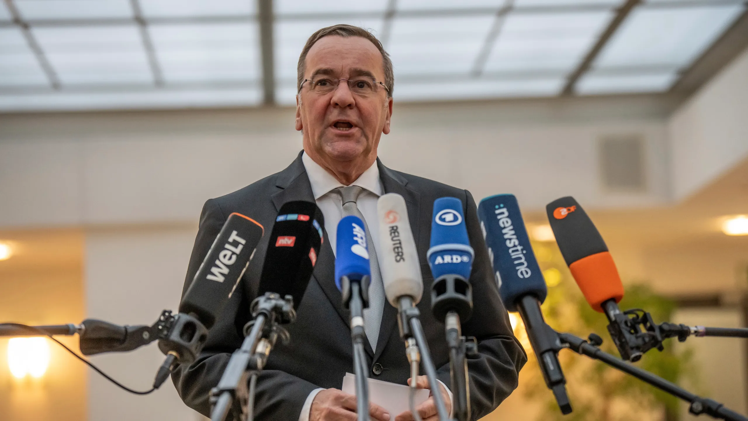 Καθησυχαστικός ο Γερμανός υπουργός άμυνας για τις υποκλαπείσες ...